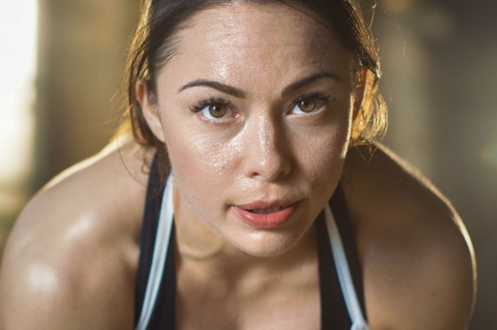 mujer sudando - HeyHeyHello!